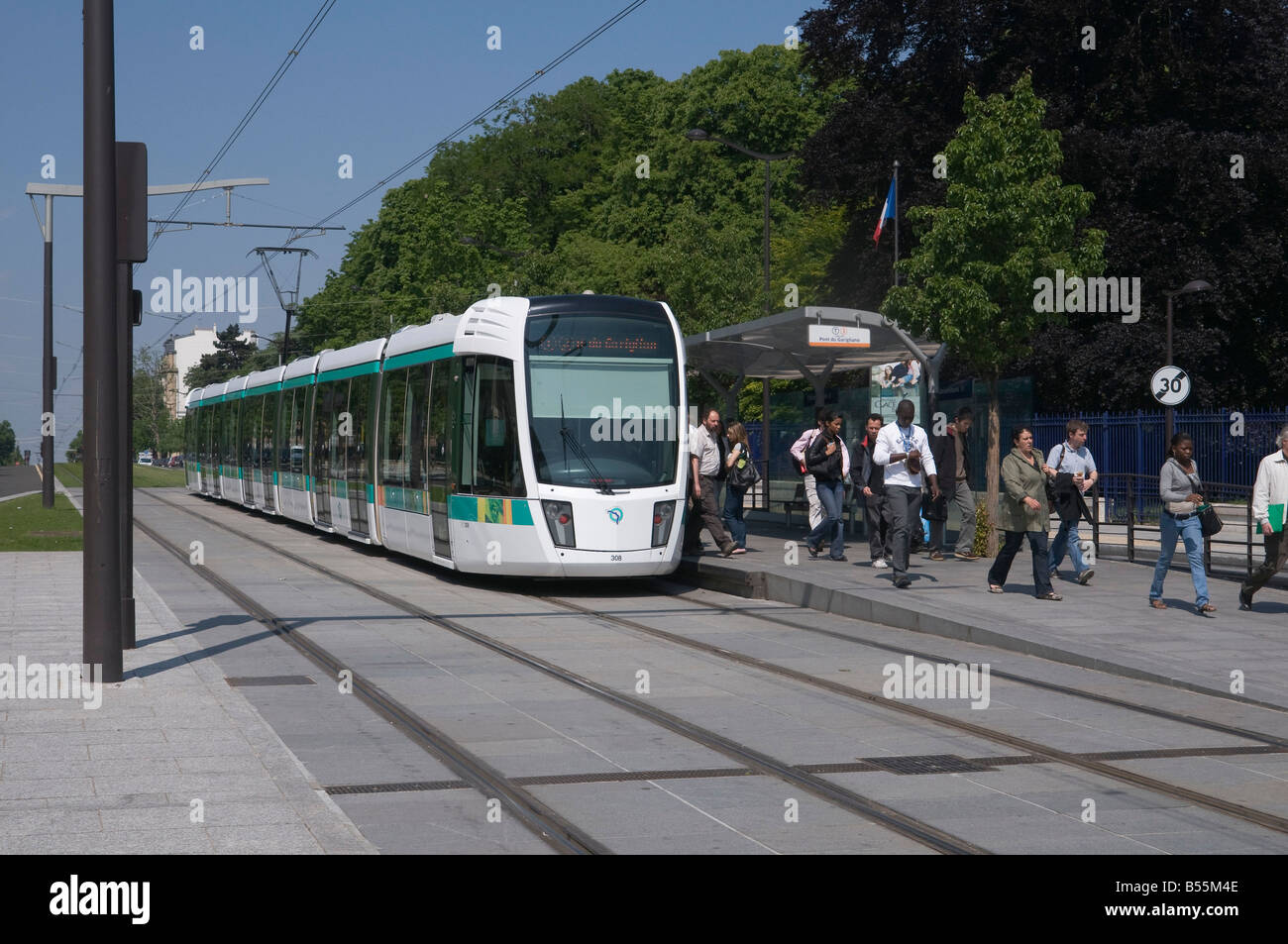 Paris Straßenbahn T3 Paris Modern Tramway T3 Stock Photo - Alamy