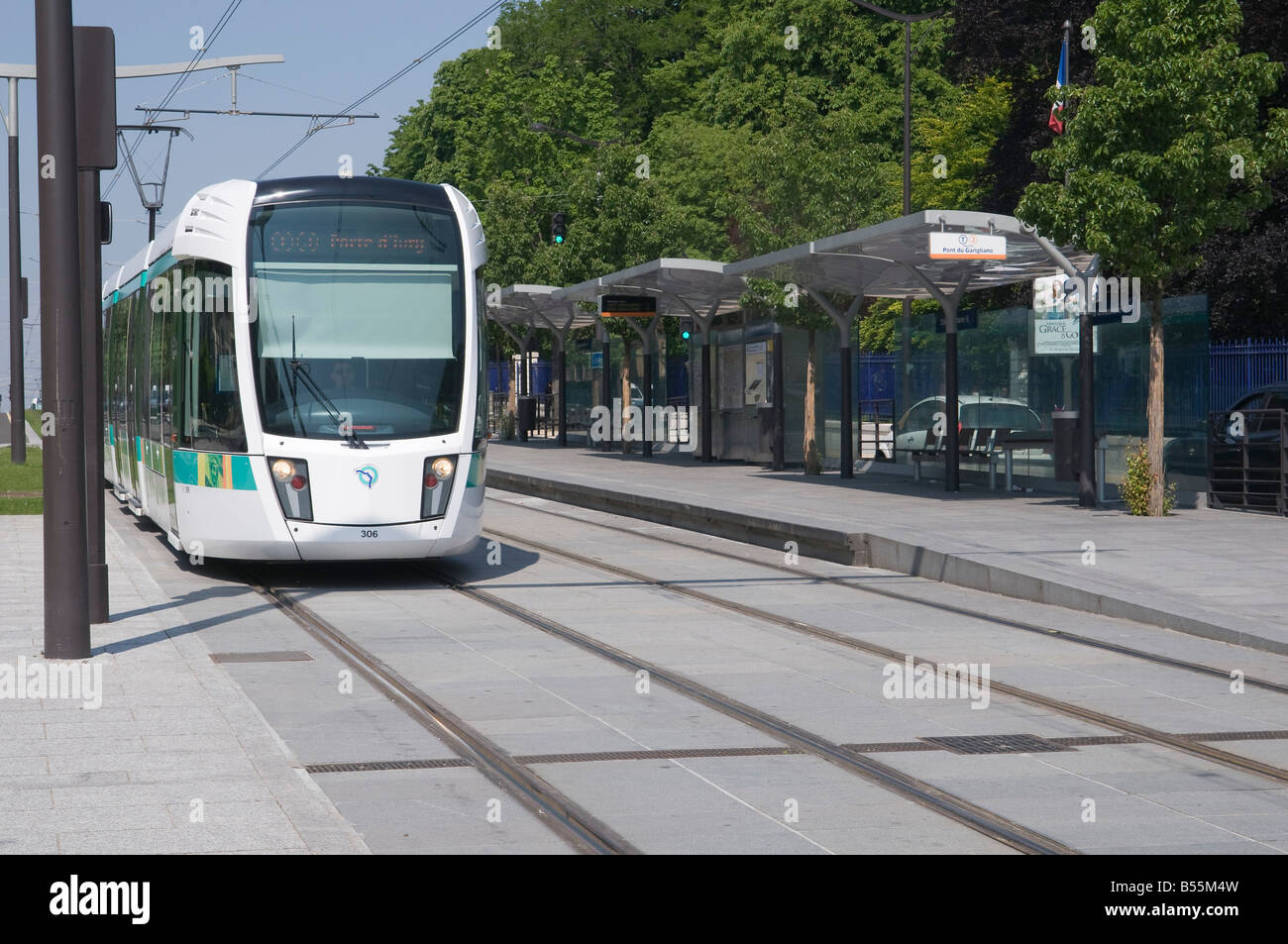 Paris Straßenbahn T3 Paris Modern Tramway T3 Stock Photo - Alamy