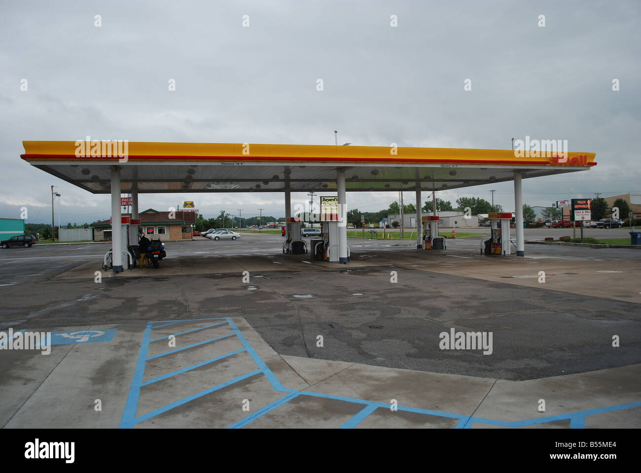 open roof over gas pump island Stock Photo - Alamy