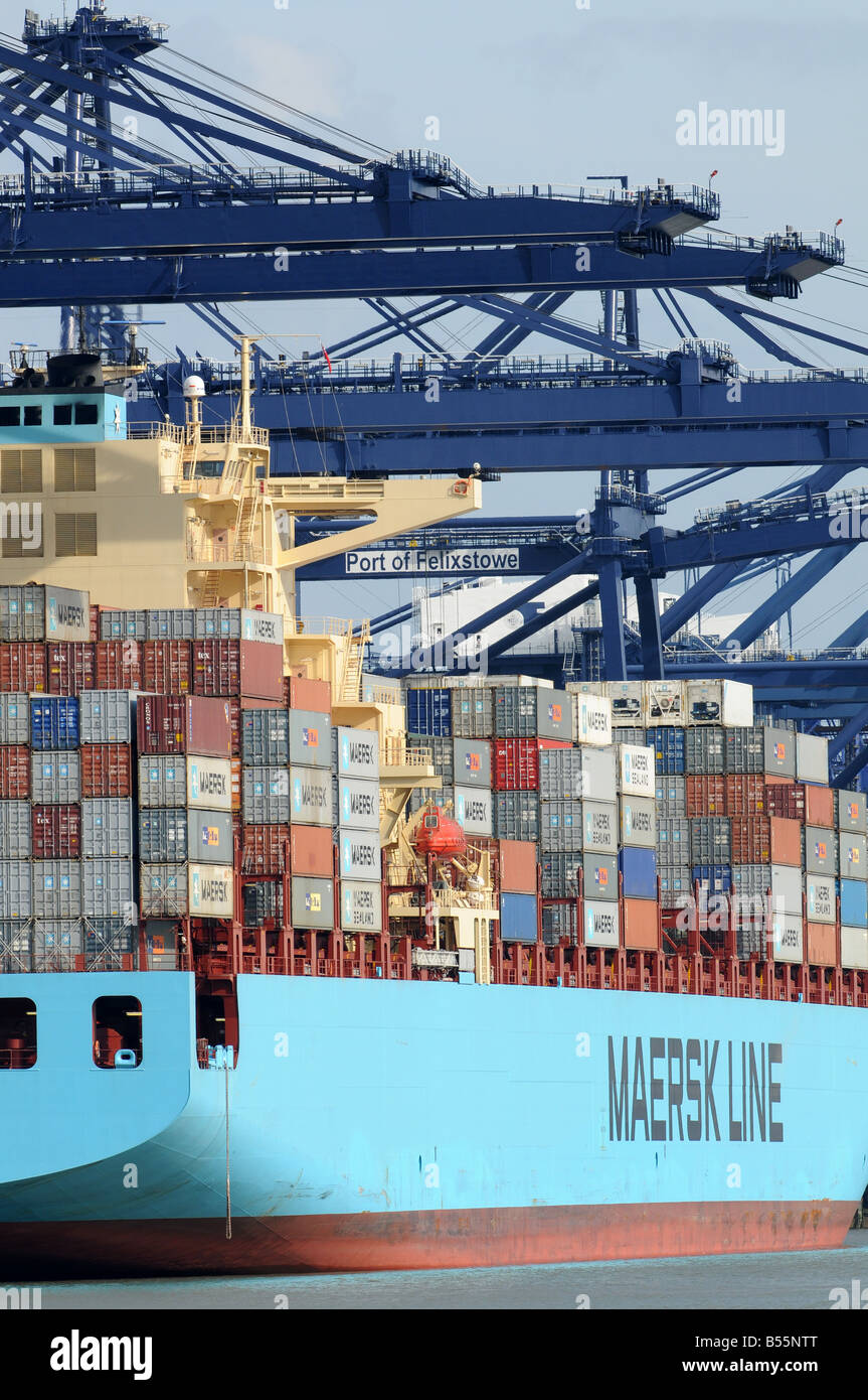 Container ship at docks hi-res stock photography and images - Alamy