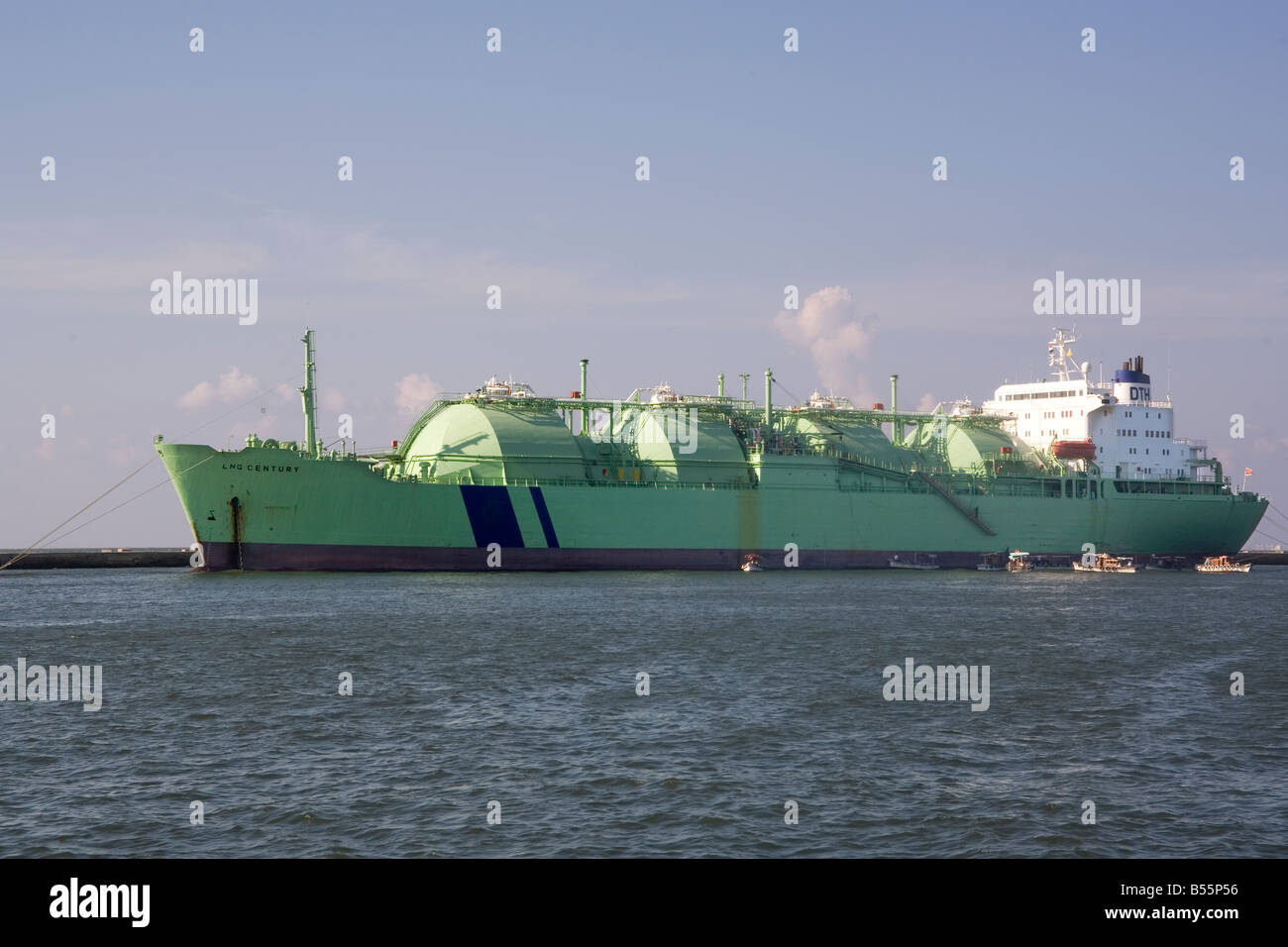 Liquified natural gas (LNG) ship in Suez Canal Stock Photo - Alamy