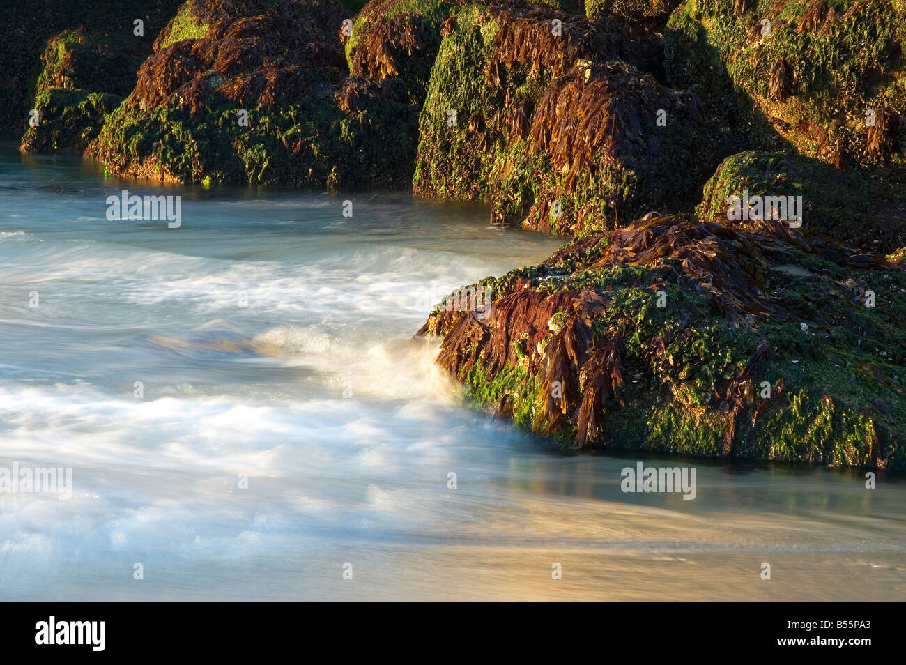 Breaking against rocks hi-res stock photography and images - Alamy