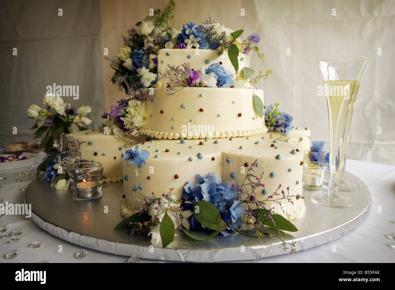 A beautifully decorated white wedding cake Stock Photo - Alamy