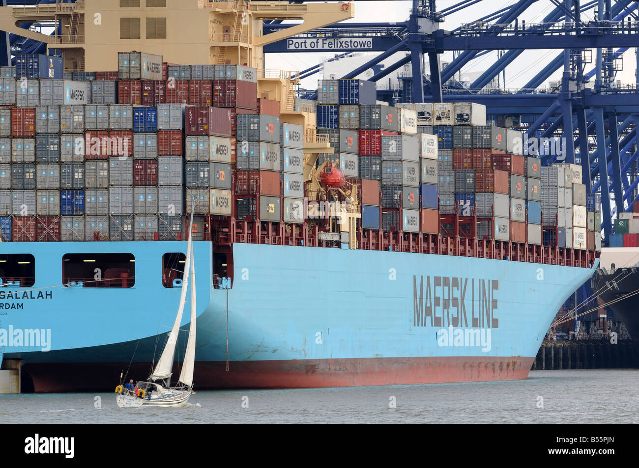 Container ship at docks hi-res stock photography and images - Alamy