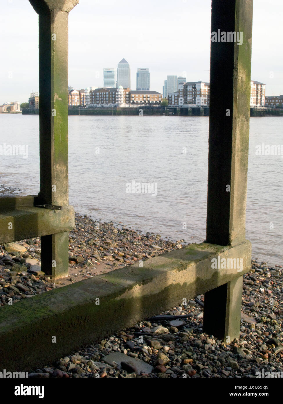 River thames beach hi-res stock photography and images - Alamy