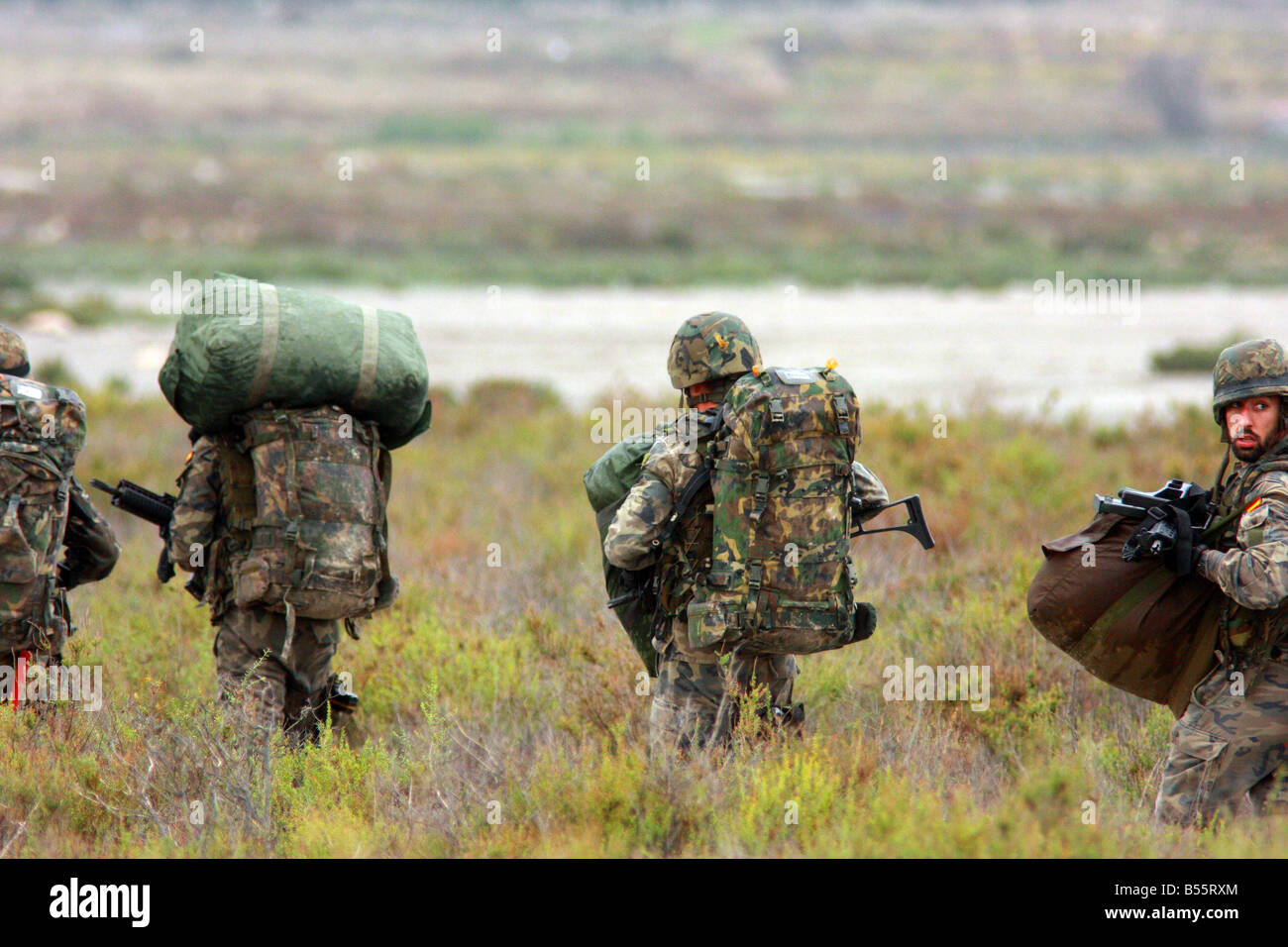 spanish army paratroopers Stock Photo - Alamy