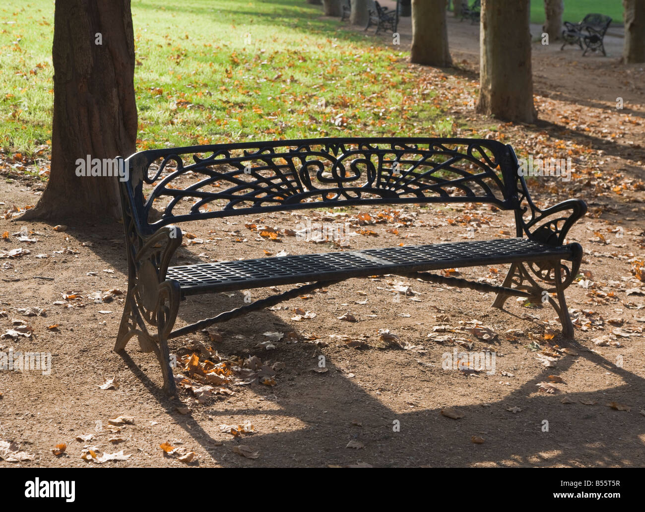 Iron park bench hi-res stock photography and images - Alamy Iron park bench hi-res stock photography and images - Alamy