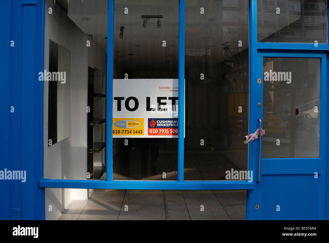 Shop to let / Vacant retail unit Stock Photo - Alamy