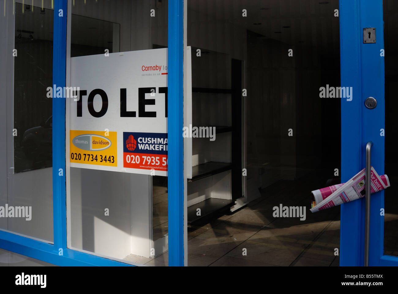 Shop to let / Vacant retail unit Stock Photo - Alamy