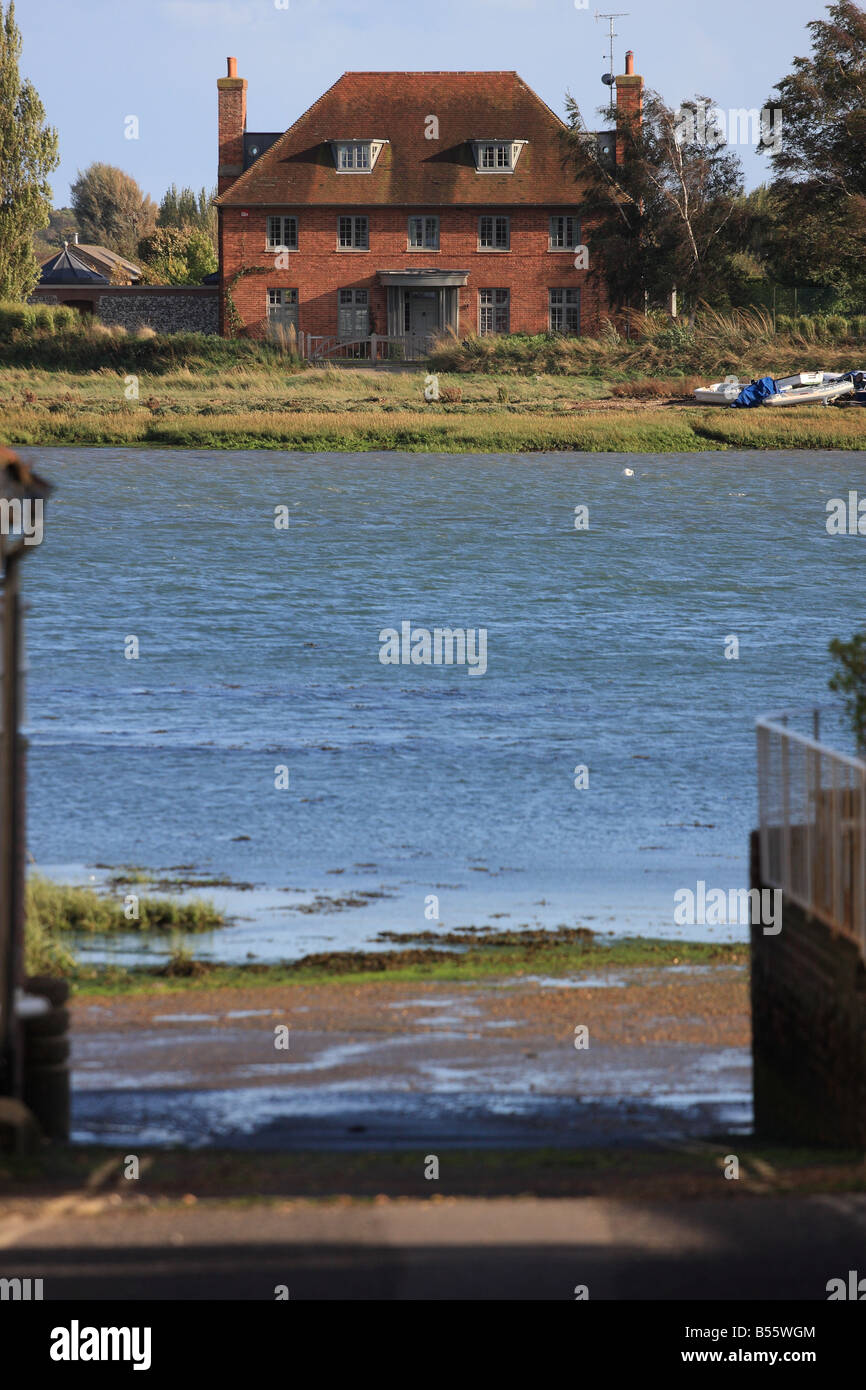 Waterside mansion hi-res stock photography and images - Alamy