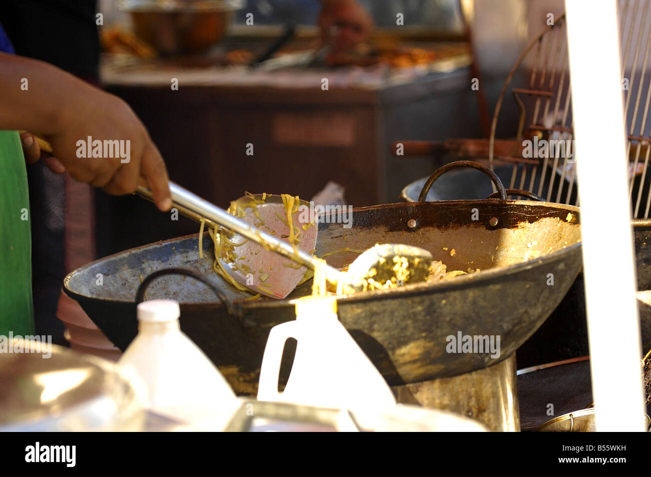 Cooking chinese noodles wok hi-res stock photography and images - Alamy