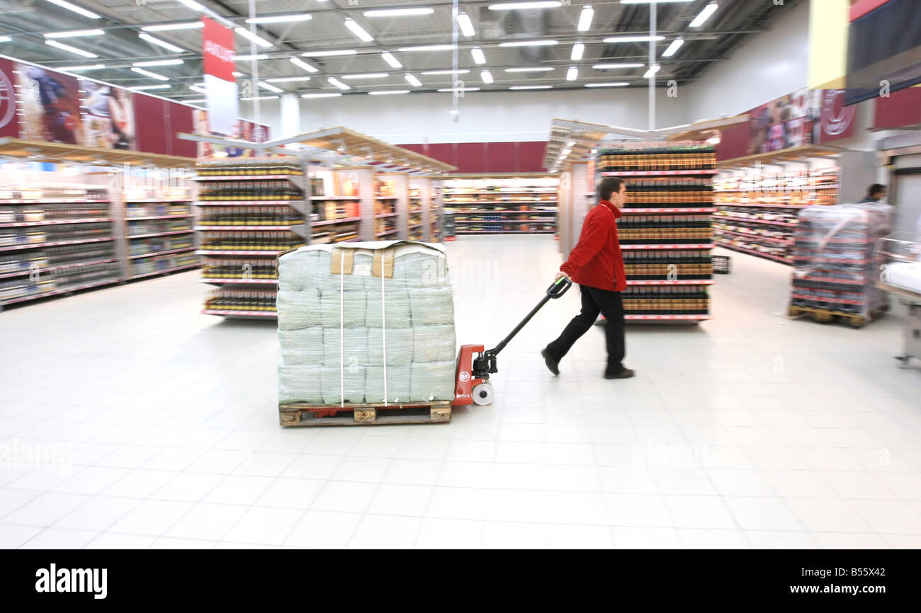 worker in supermarket 1 Stock Photo - Alamy
