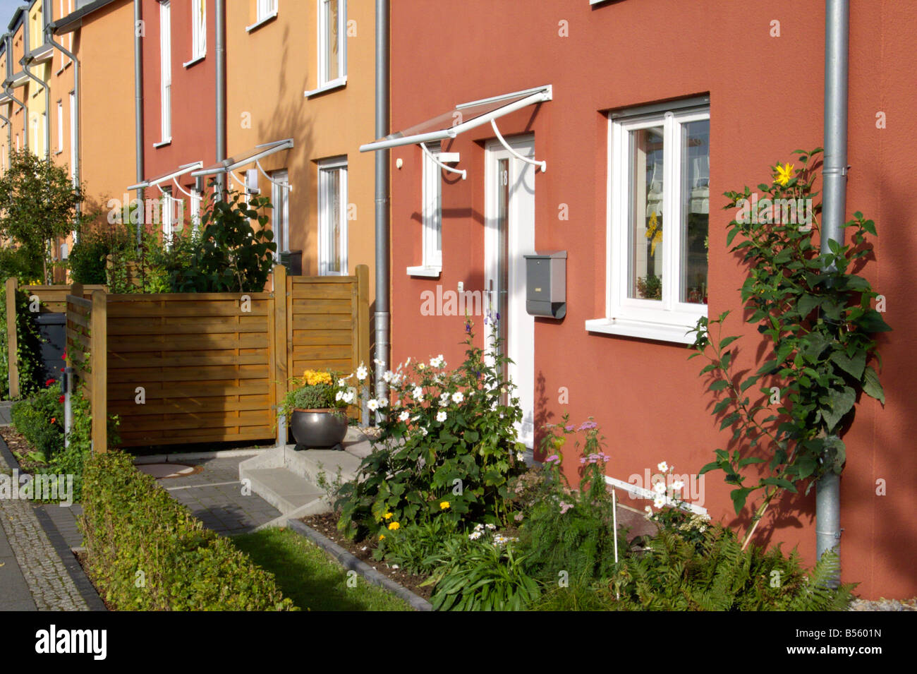 Terraced housing front gardens hi-res stock photography and images - Alamy