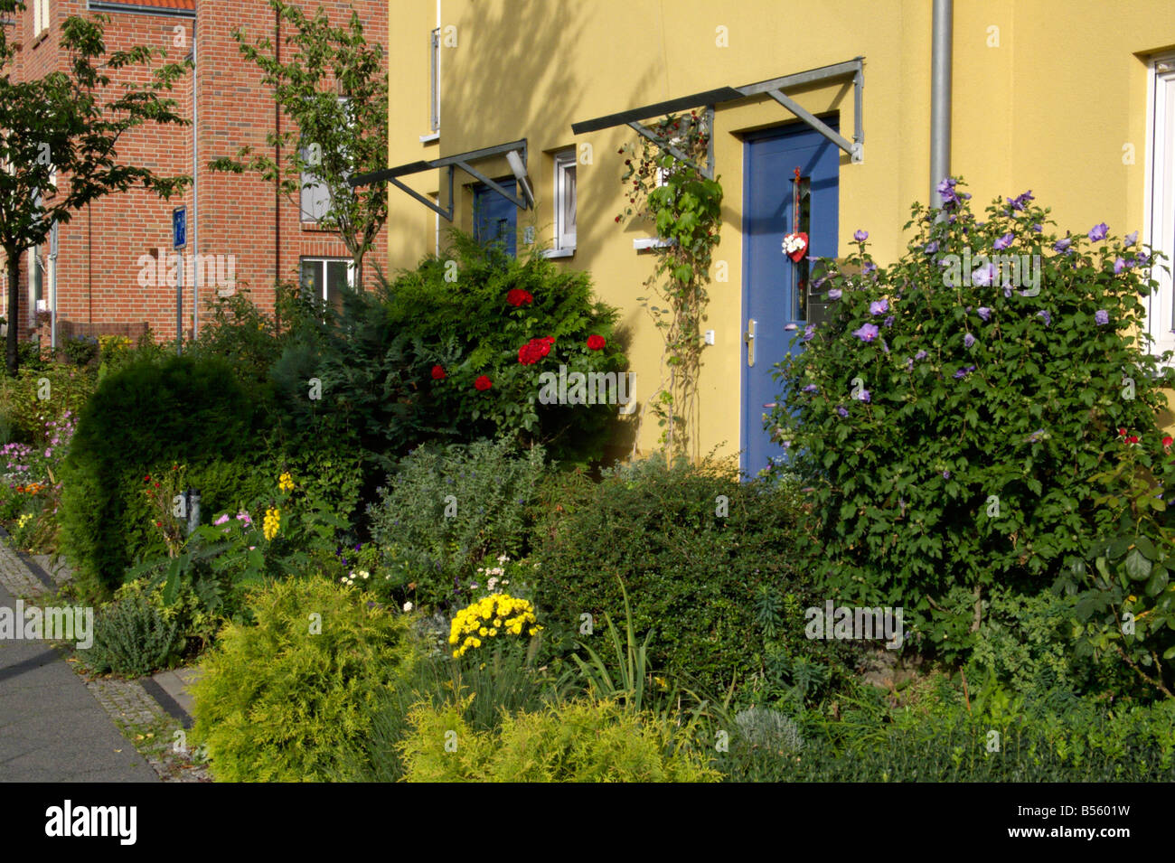 Terrace house front garden hi-res stock photography and images - Alamy