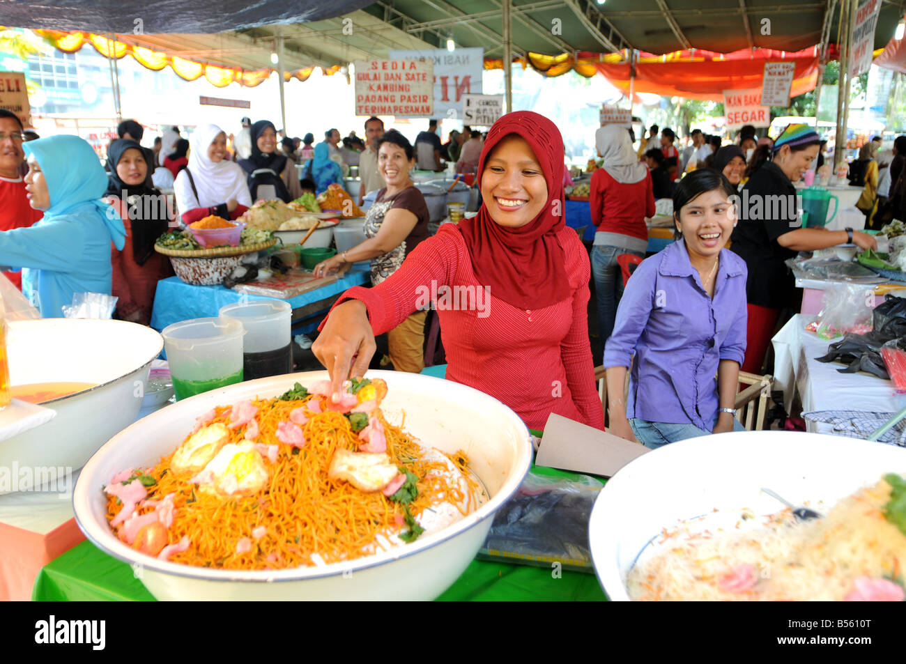 hawker kitchen padang sumatra indonesia Stock Photo - Alamy