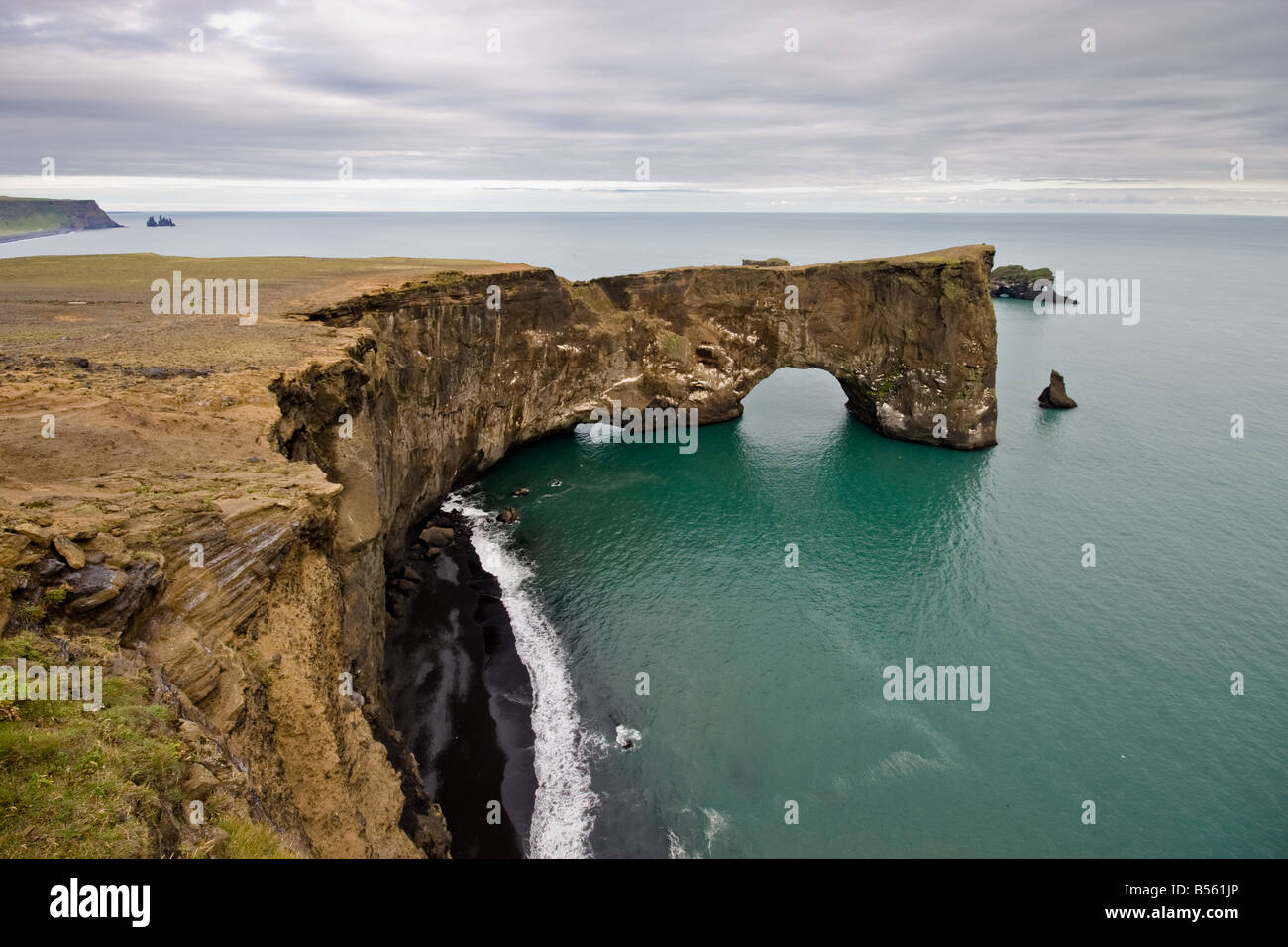 Lundadrangur rock arch at Dyrholaey Stock Photo - Alamy
