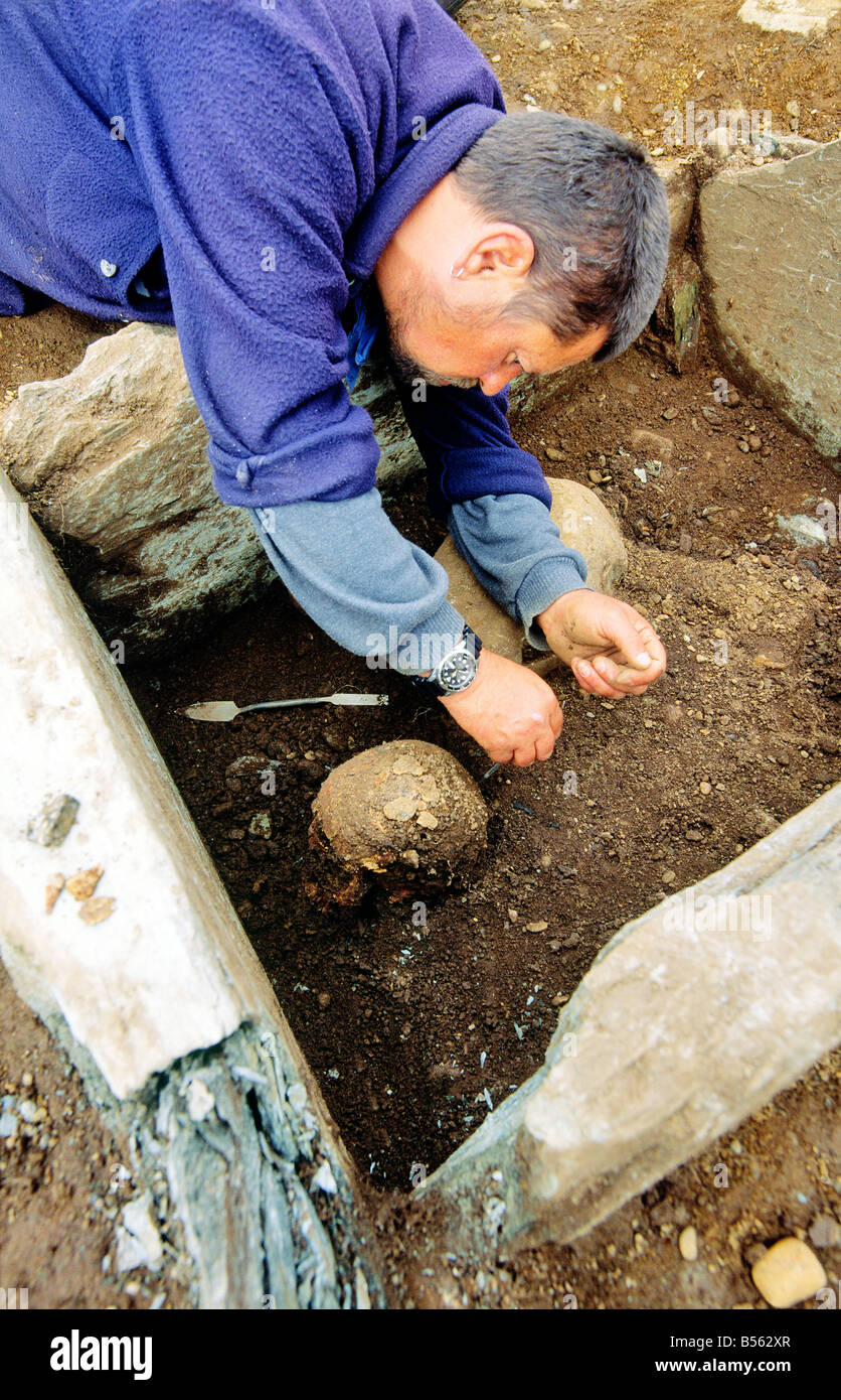 Archaeological excavation. Stone burial cist skull at Upper Largie ...