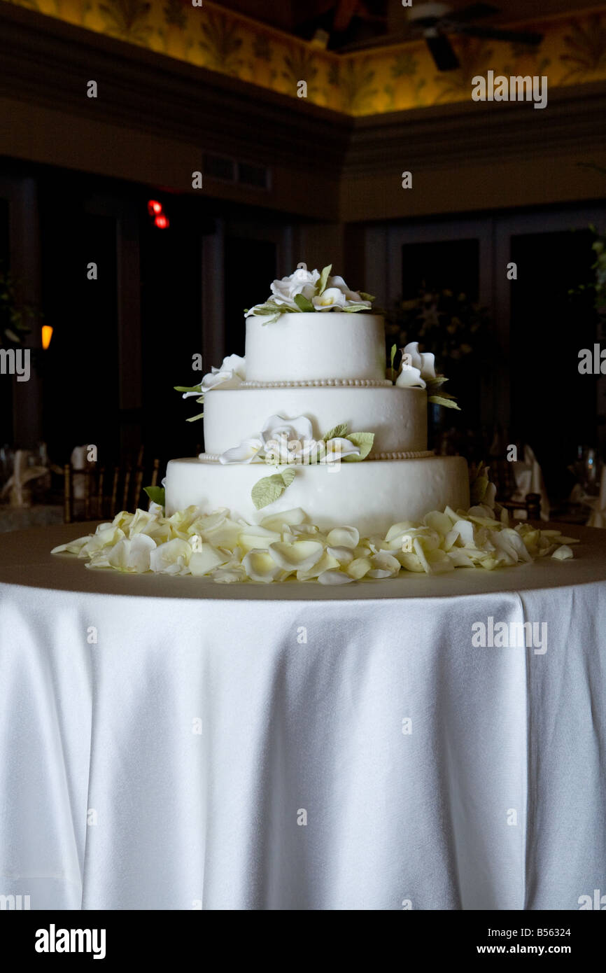 White weding cake hi-res stock photography and images - Alamy