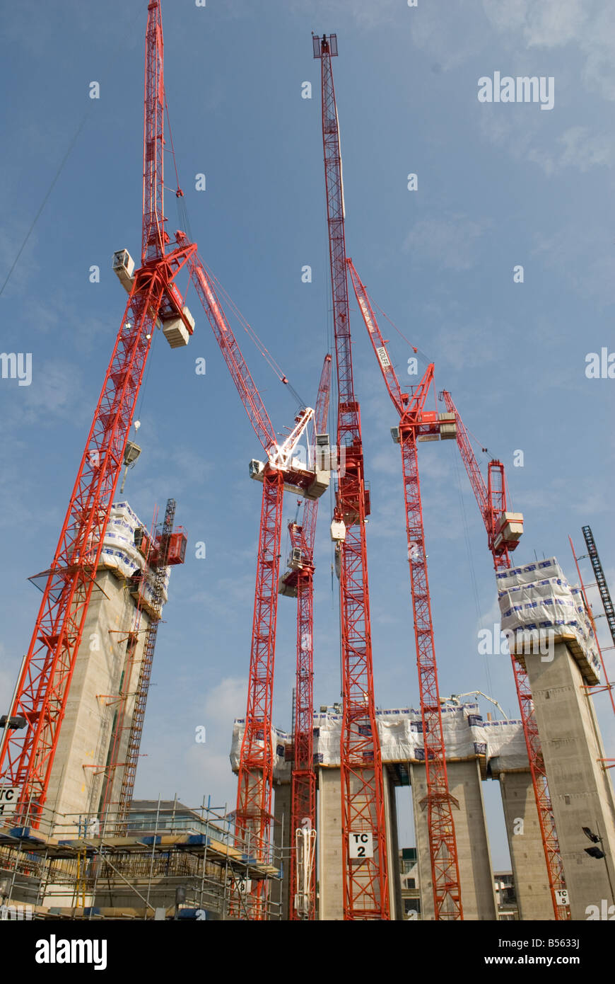 Upright cranes hi-res stock photography and images - Alamy