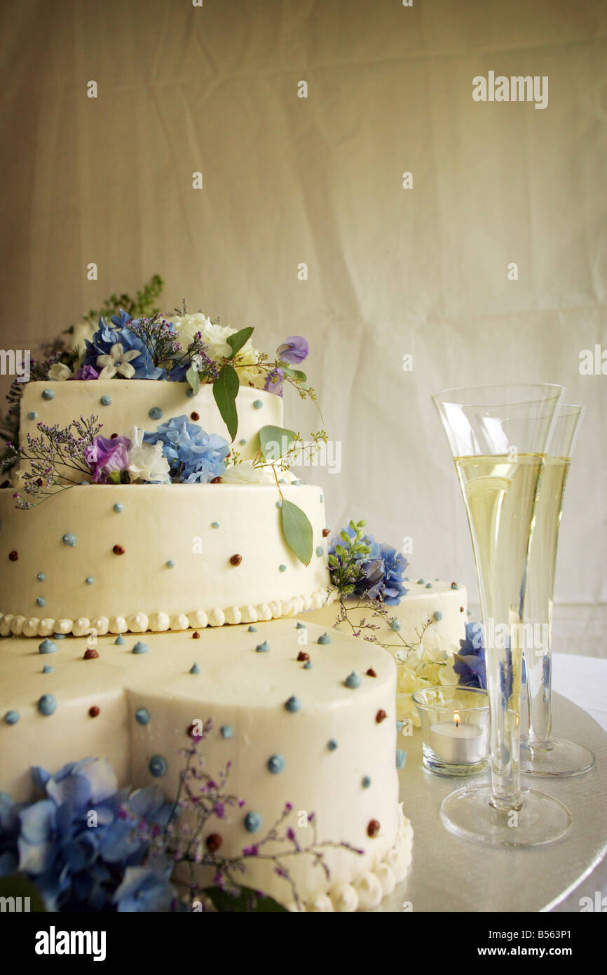 A beautifully decorated white wedding cake Stock Photo - Alamy