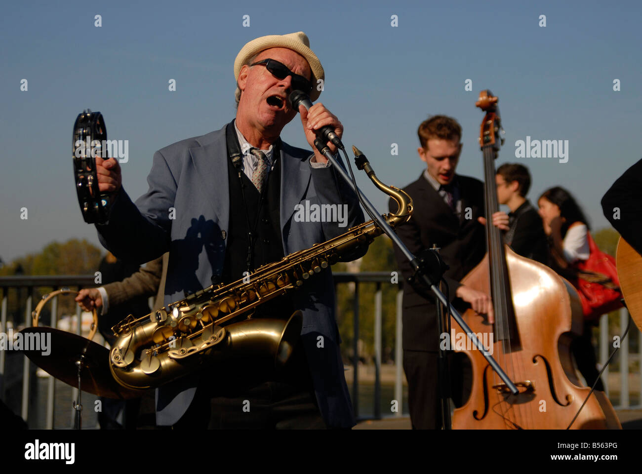 Saxophone paris hi-res stock photography and images - Alamy