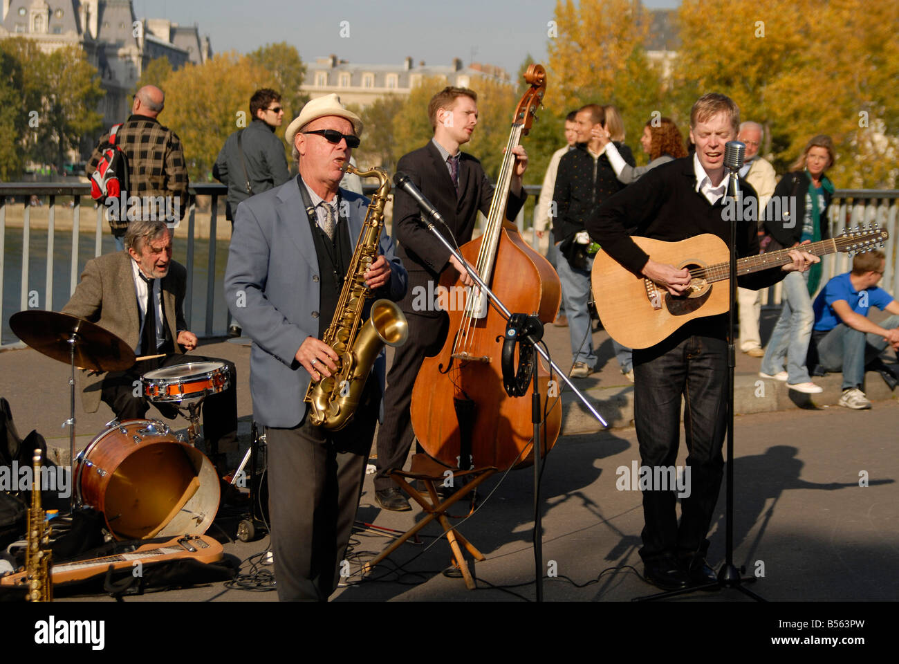street musicians in Paris France Stock Photo - Alamy