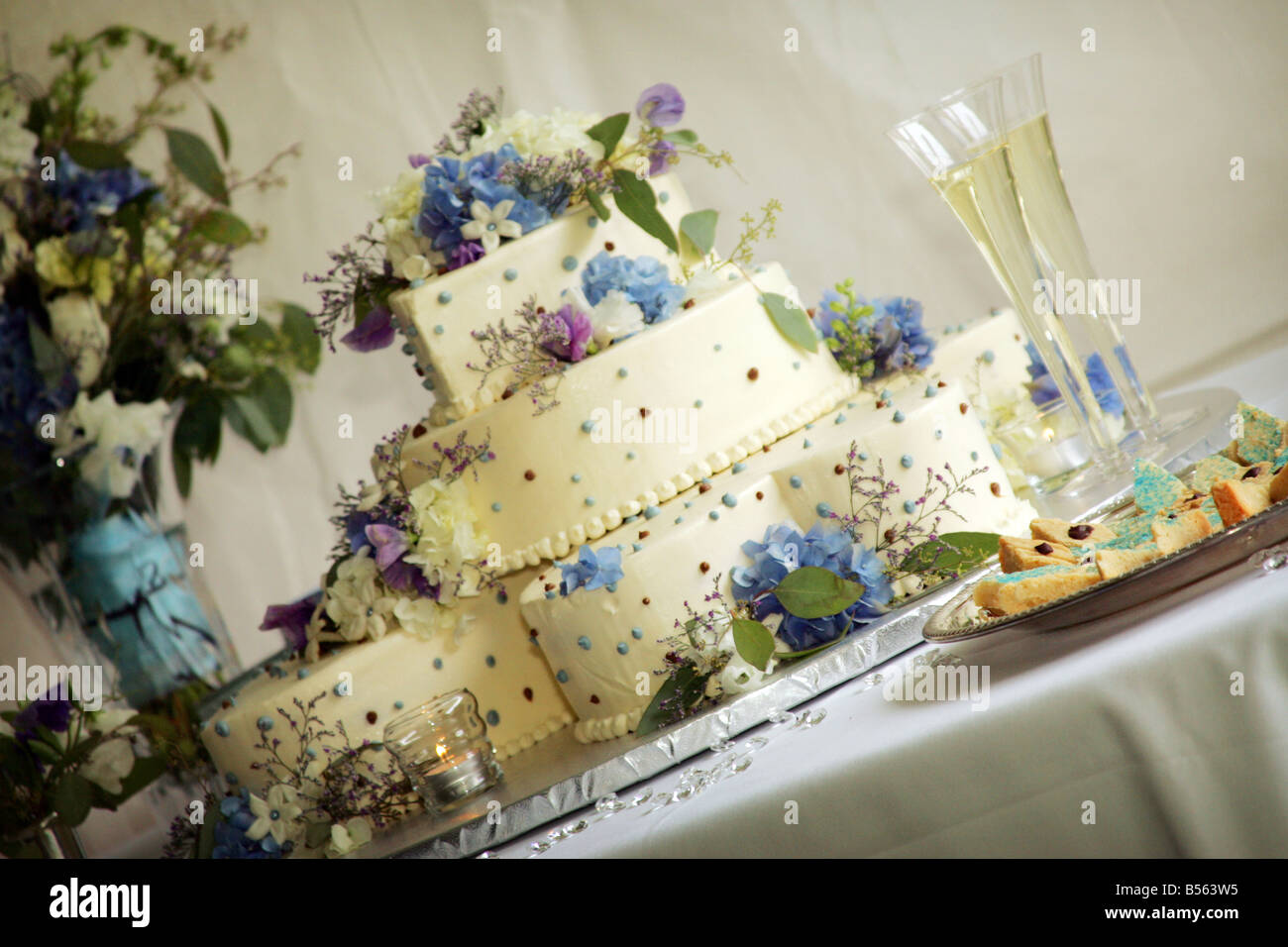 A beautifully decorated white wedding cake Stock Photo - Alamy