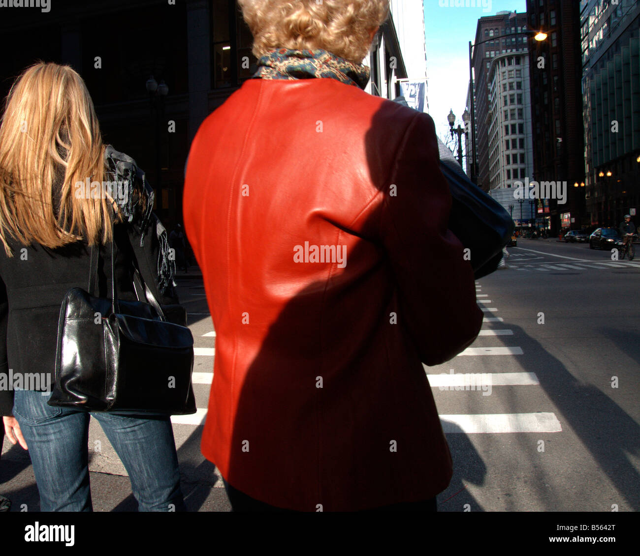 Chicago loop pedestrians hi-res stock photography and images - Alamy