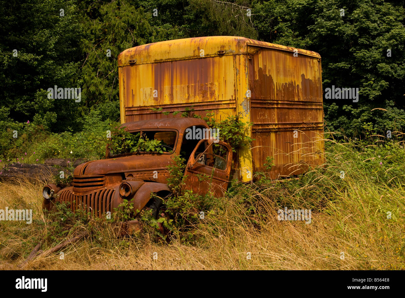 Abandoned lorry hi-res stock photography and images - Alamy