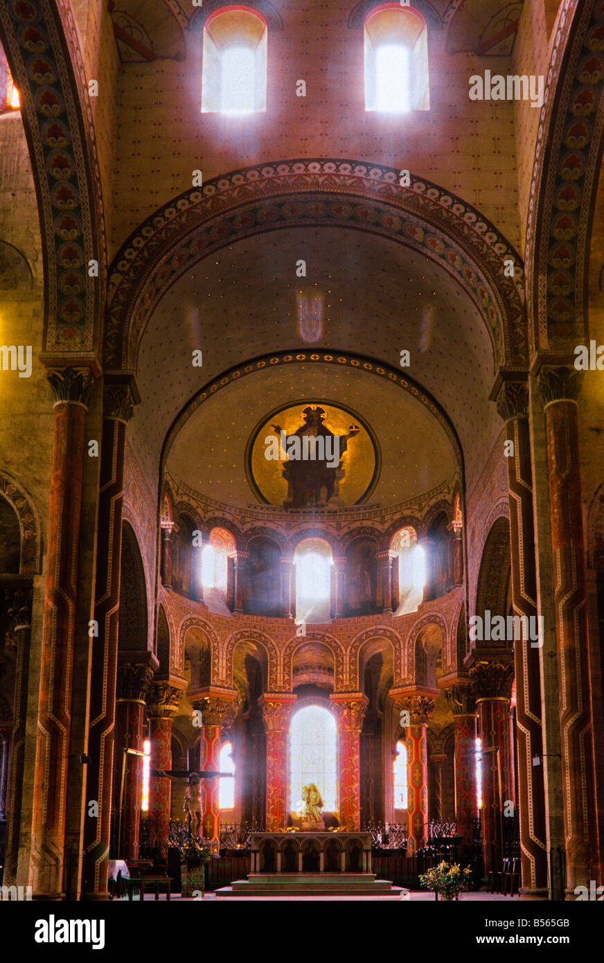 Abbey church of issoire hi-res stock photography and images - Alamy