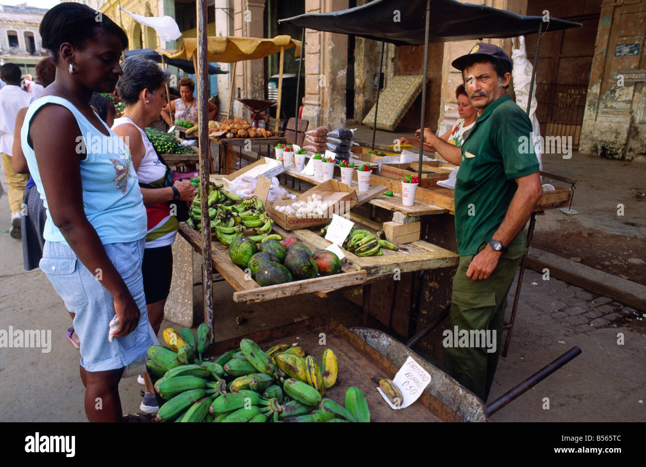Sunday street market selling vegetables in Old Havana, Cuba Stock Photo ...