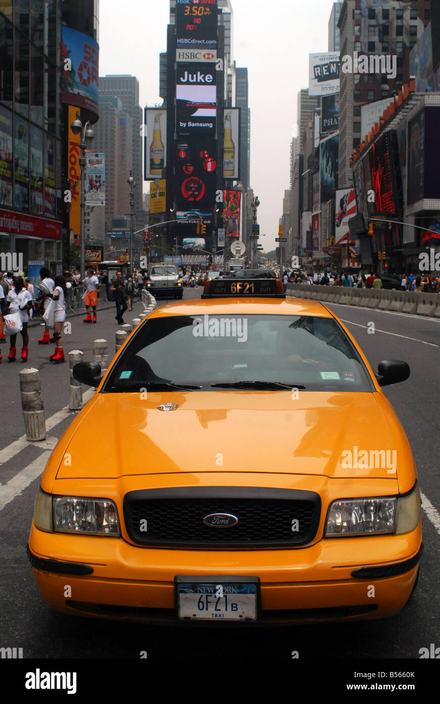 Yellow cab times square hi-res stock photography and images - Alamy