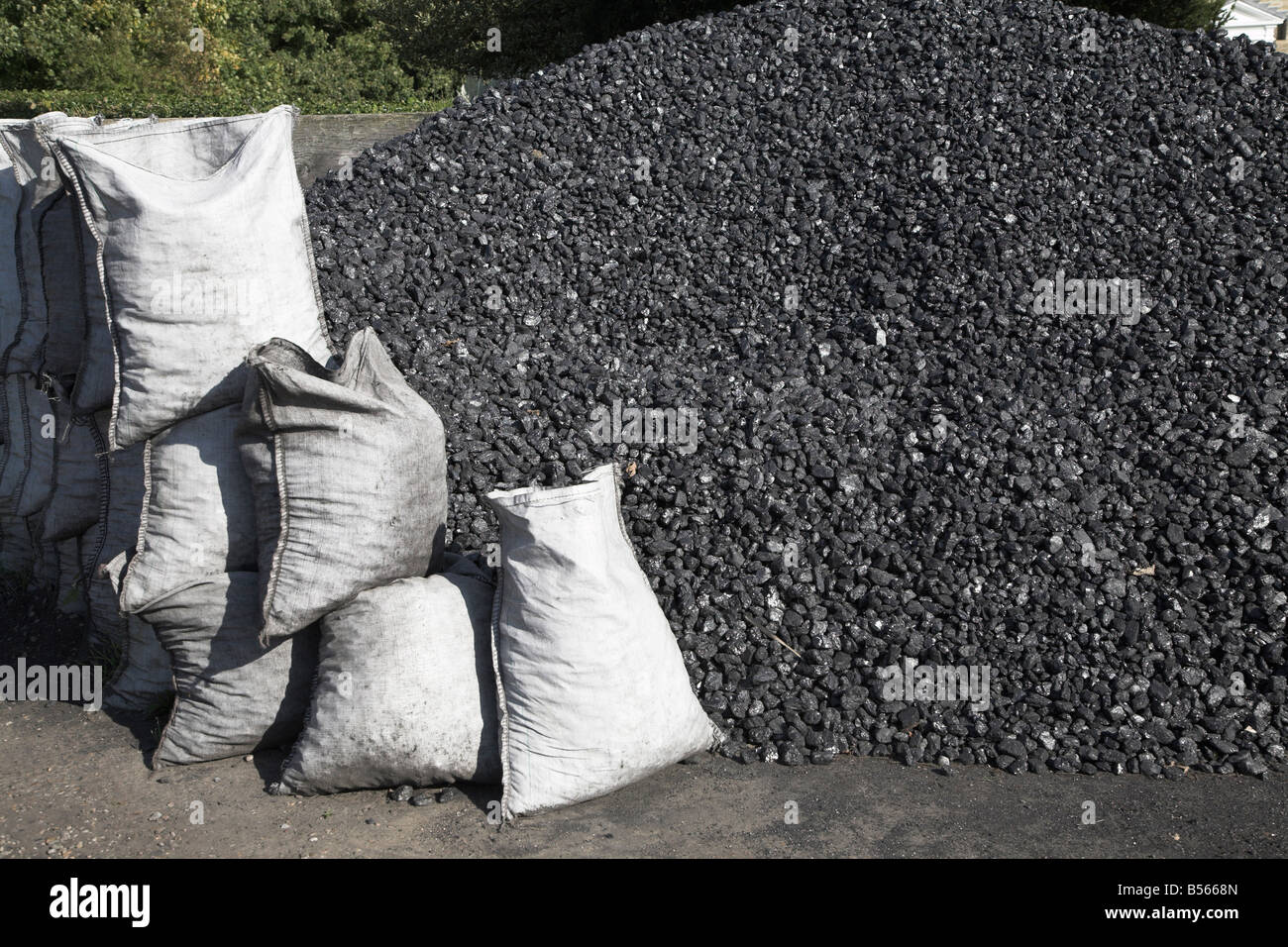 Coal piles hi-res stock photography and images - Alamy