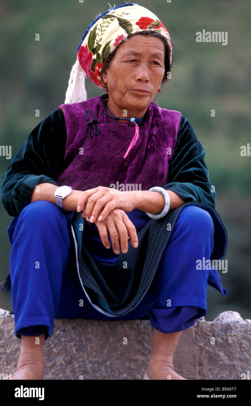 Chinese people bai woman hi-res stock photography and images - Alamy