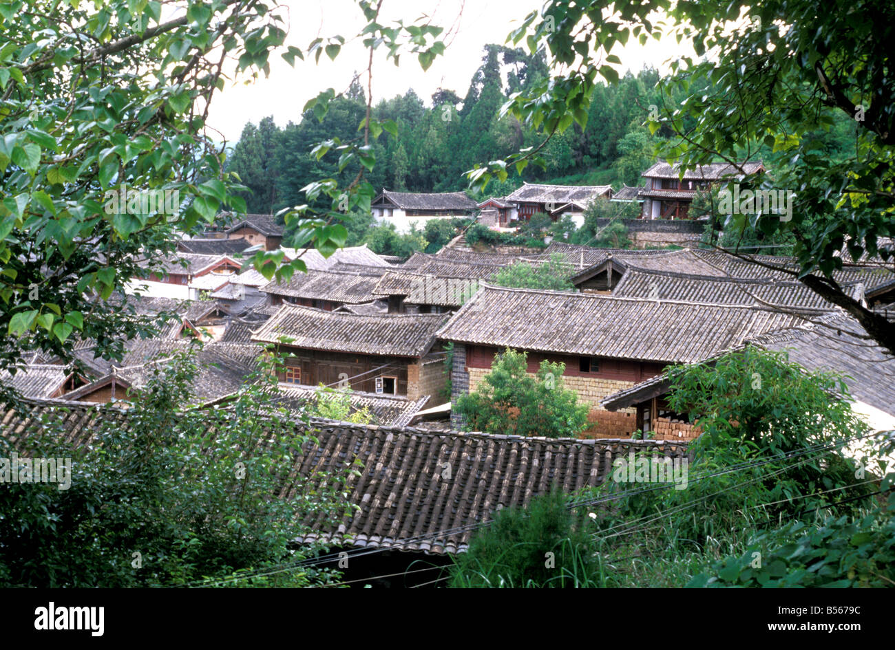 house roofs lijiang kunming china Stock Photo - Alamy