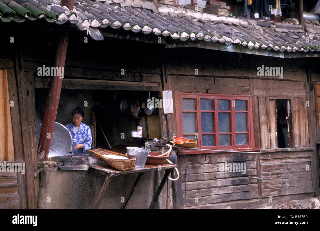 China housework hi-res stock photography and images - Alamy