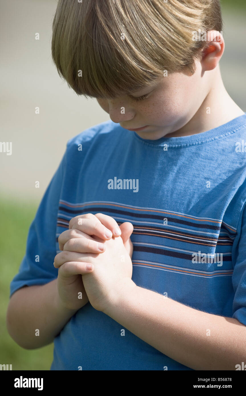 Young boy praying Stock Photo - Alamy