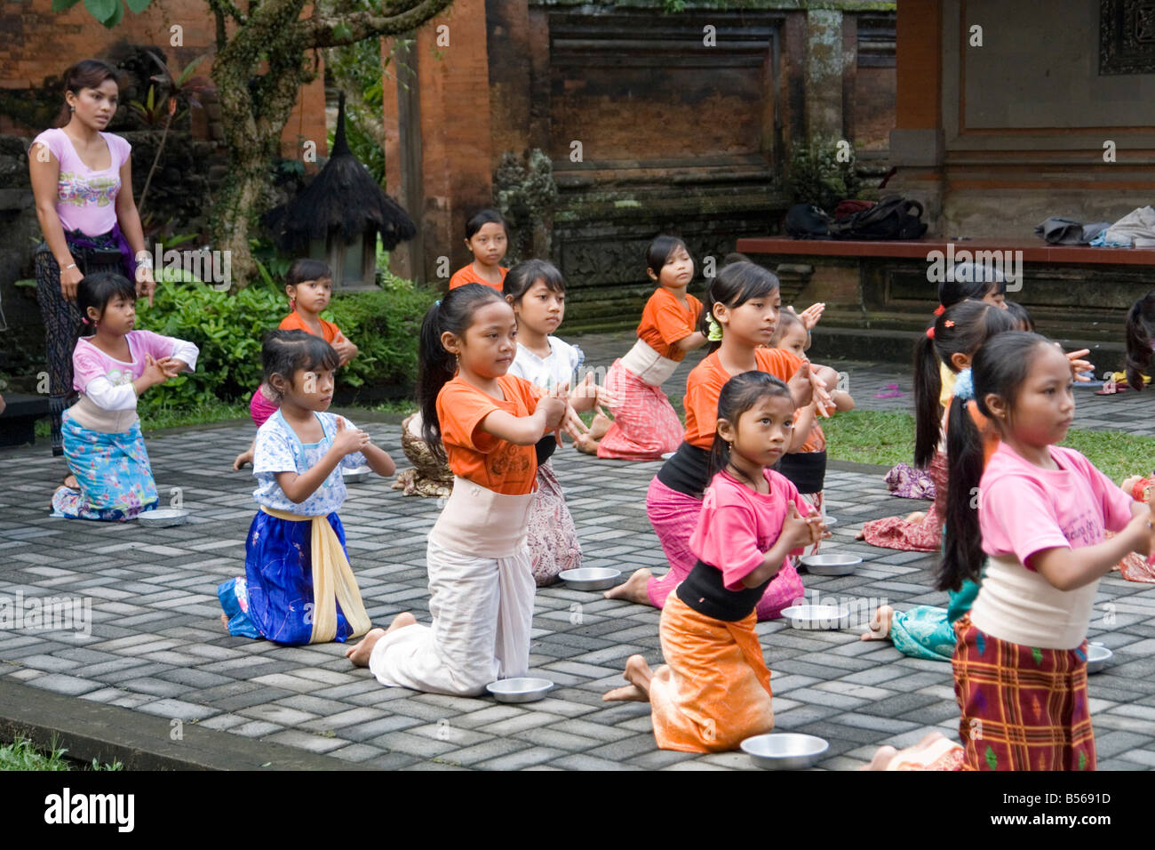 A Balinese dancing school, in Ubud (Bali Indonesia). Une école de danse ...