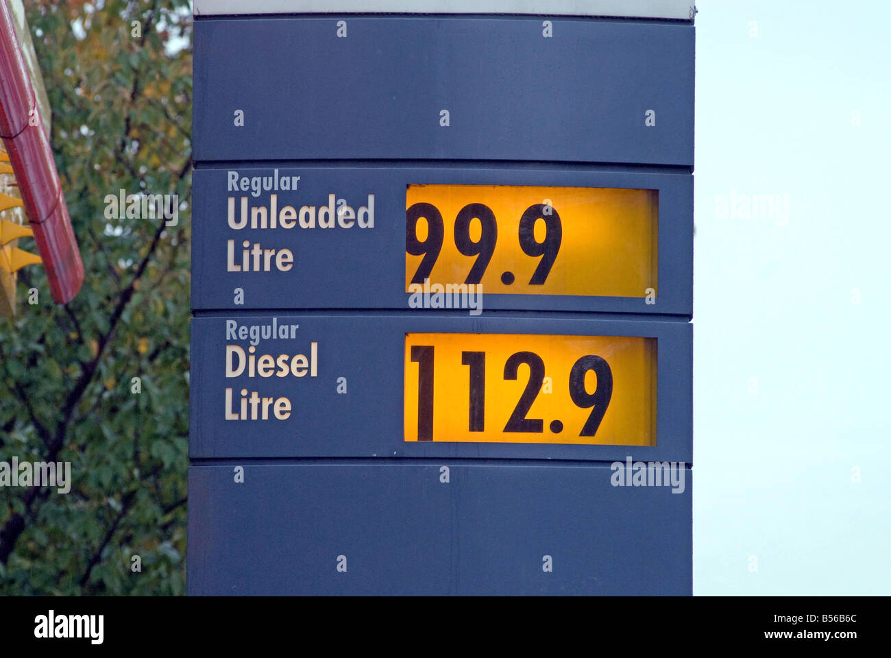 A Shell Petrol Station selling petrol at 99.9 pence per litre Stock ...