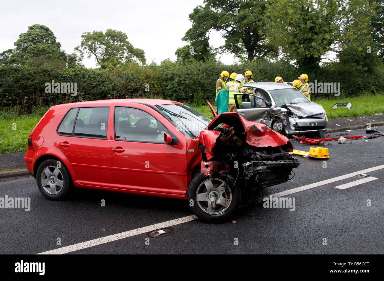 Paramedics attend an accident hi-res stock photography and images - Alamy