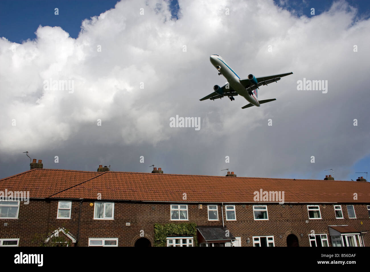 Plane over houses hi-res stock photography and images - Alamy