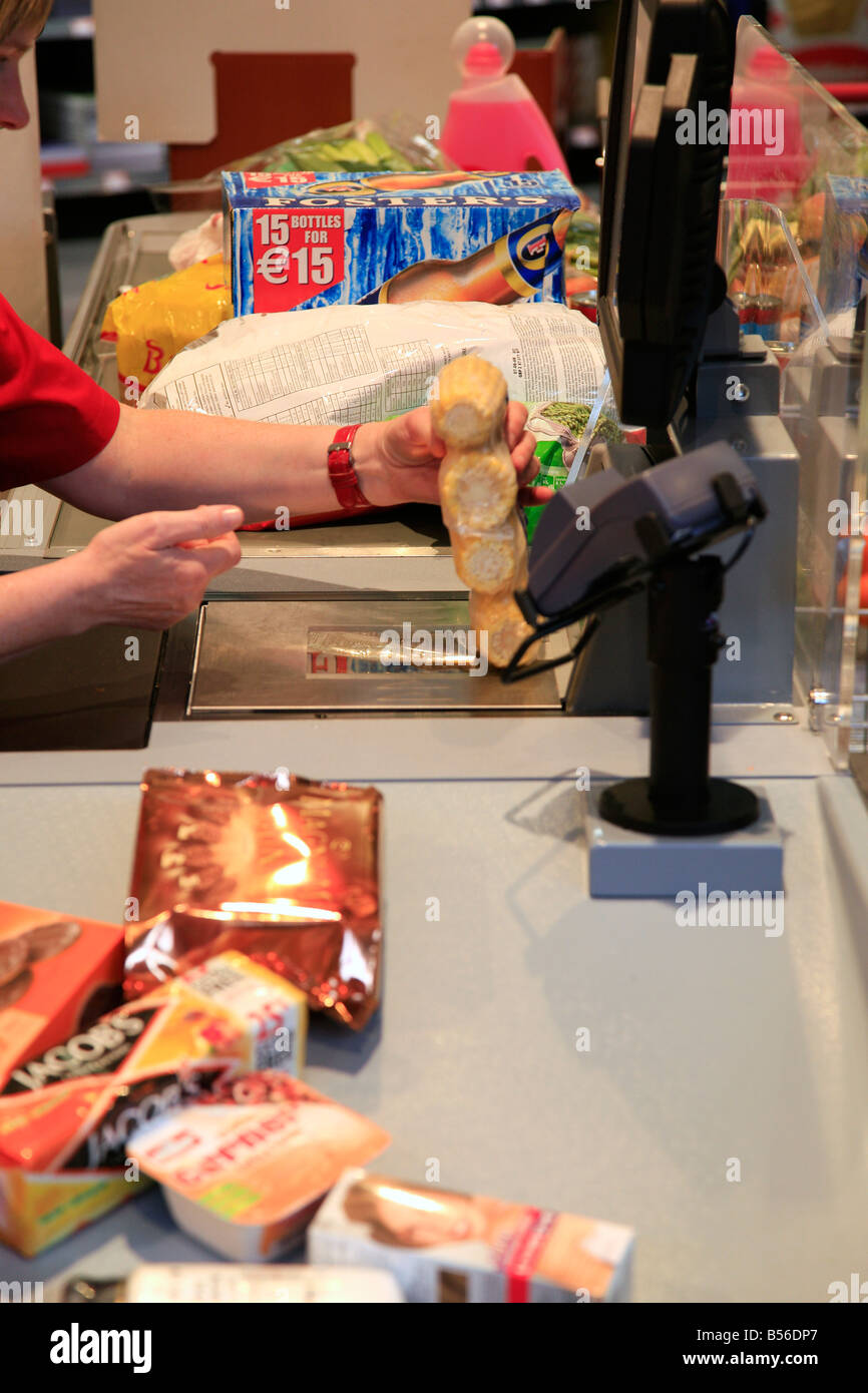 checkout desk in a supermarket Stock Photo - Alamy