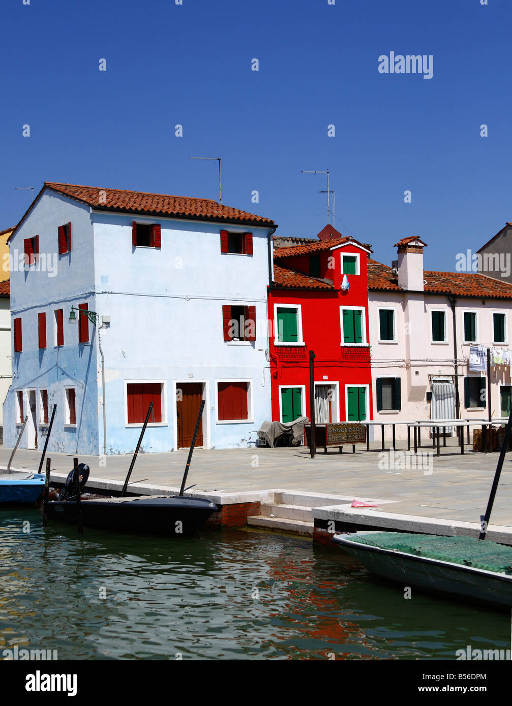 Venice italy yellow colourful house hi-res stock photography and images ...