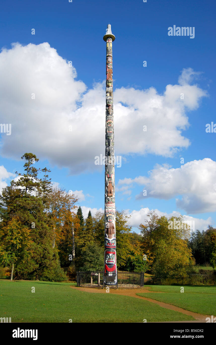 Totem Pole in autumn, The Valley Gardens, Windsor Great Park, Virginia ...