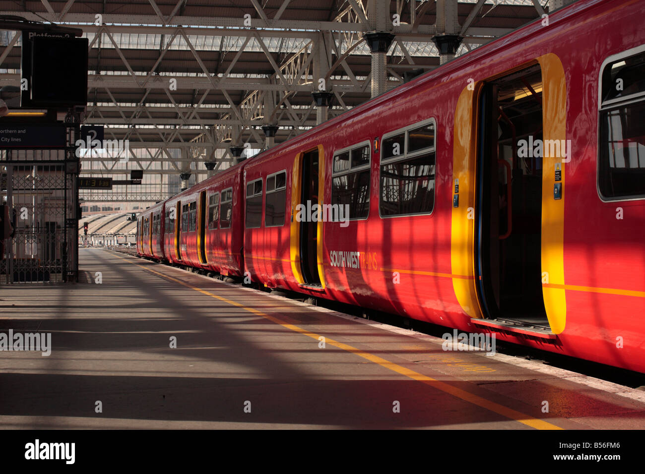 Train waterloo station southwest trains platform hi-res stock ...