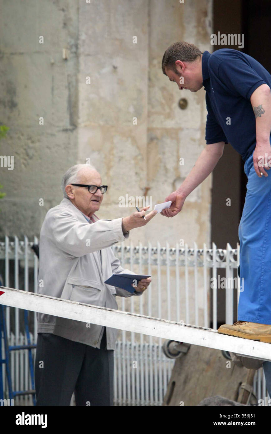 pic James Vellacott Moving in Ronnie Barker signs autographs for the ...