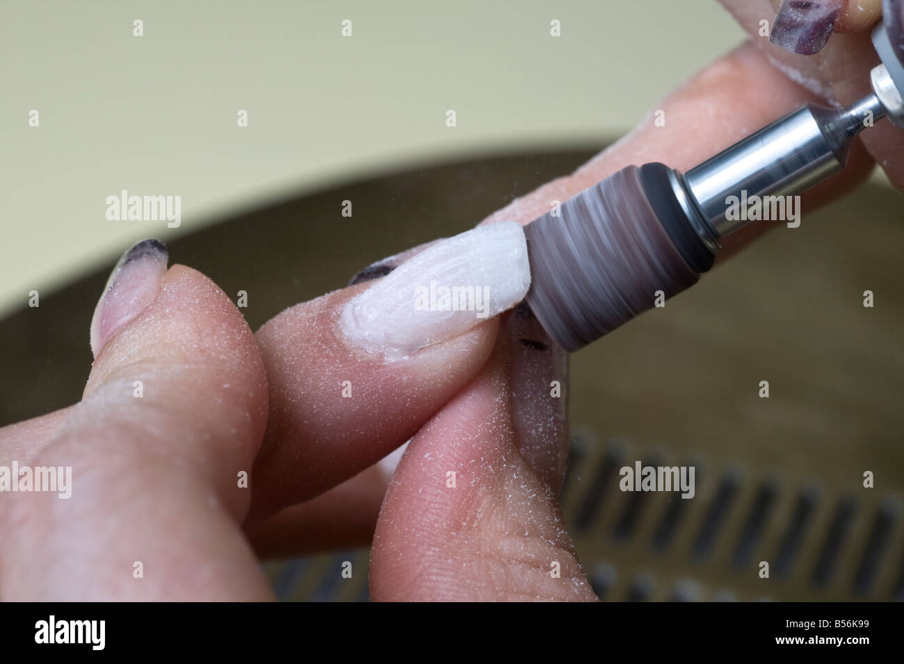 The shaping of false fingernails with a small wheel. Le façonnage de ...