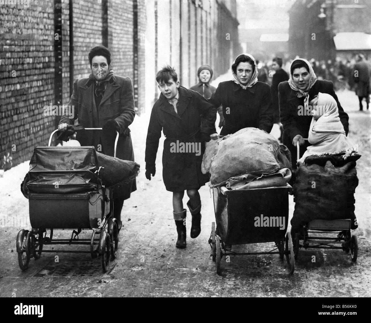Manchester 1950s social hi-res stock photography and images - Alamy