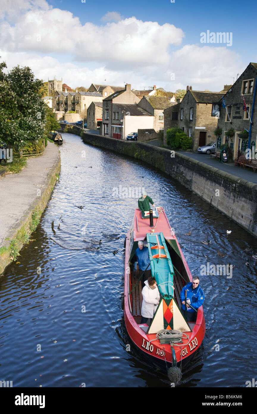 Narrowboats on leeds liverpool canal skipton hi-res stock photography ...