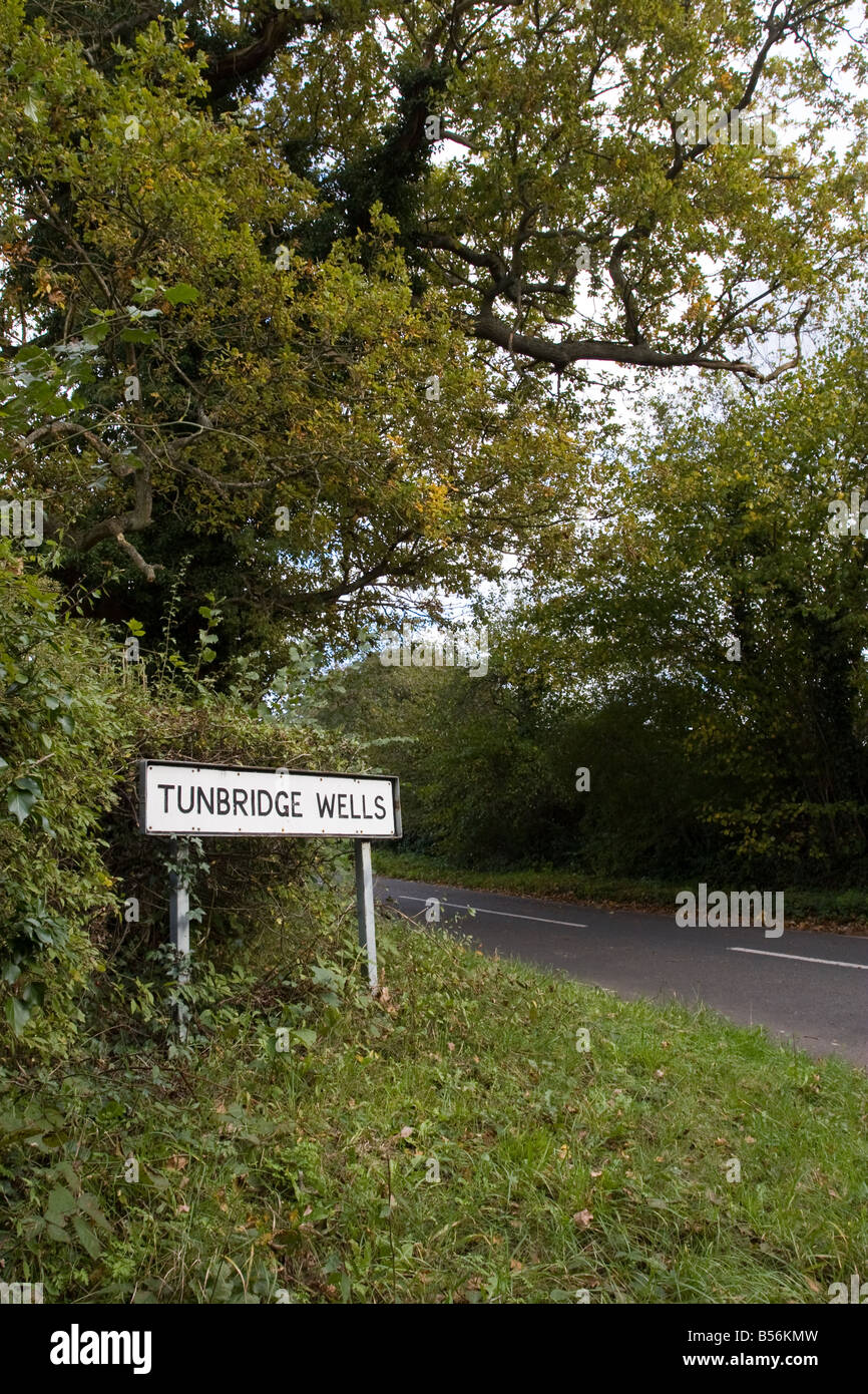 Welcome town road sign hi-res stock photography and images - Alamy